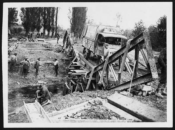(8) L.1152 - Engineers and men rebuilding a destroyed bridge, France ...