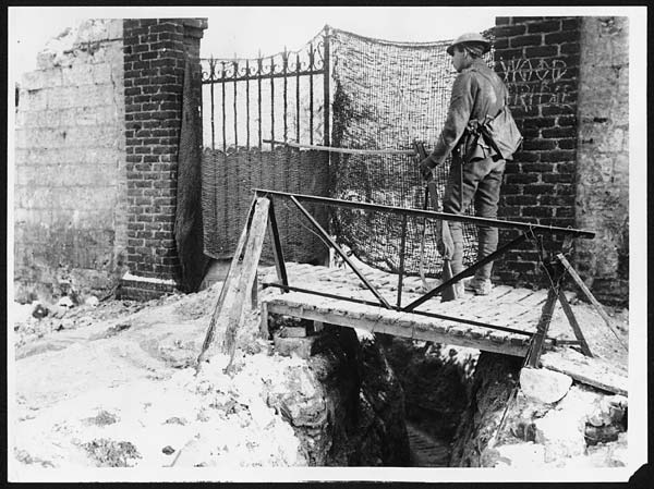(163) X.35048 - Sentry on duty in a ruined village - British Western ...