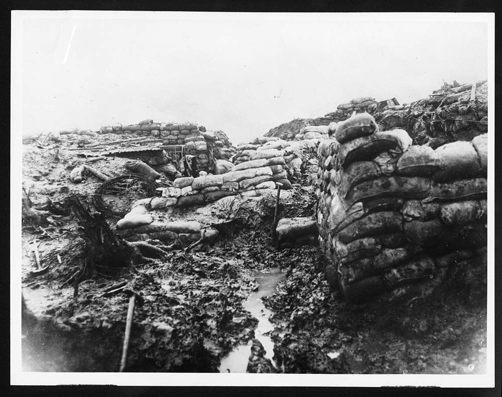 (10) S.355 - Wet and muddy trench - British Western Front - First World ...
