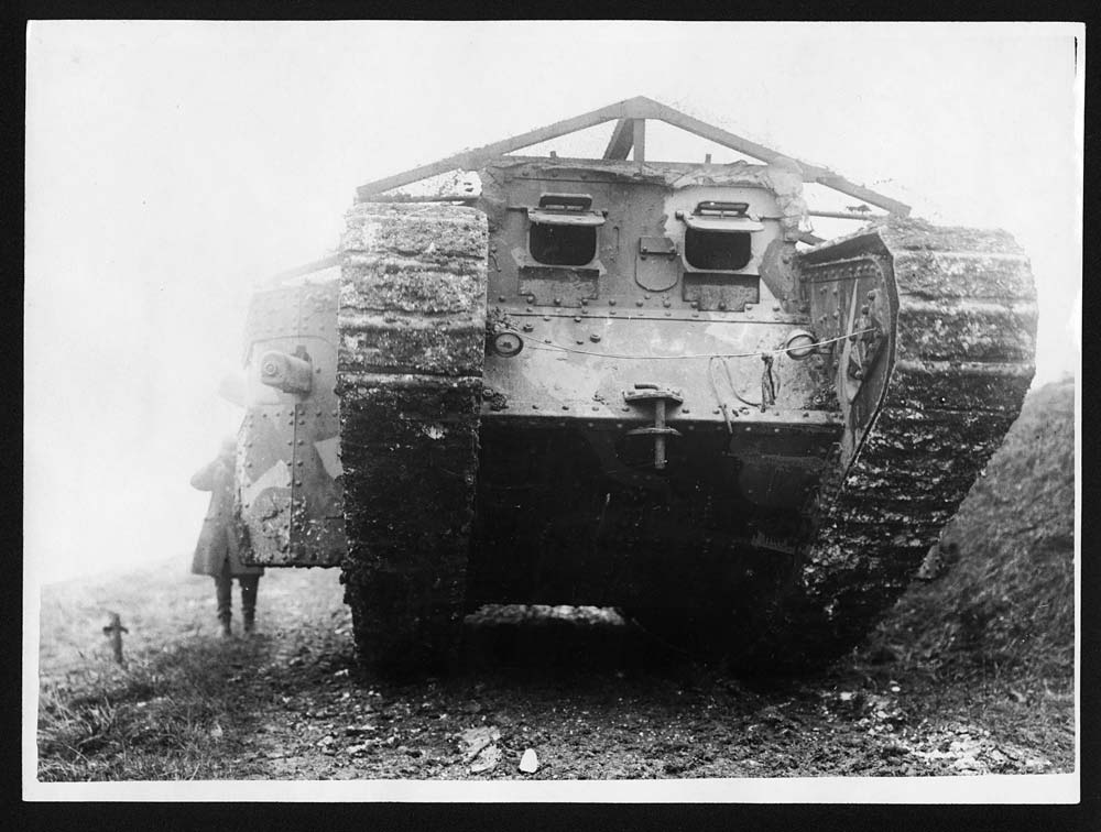 (290) C.1998 - Front view of a tank coming out of action ...