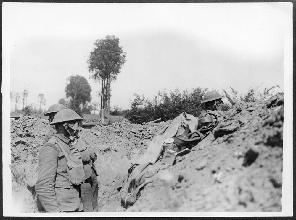 (376) D.2859 - Scene in a front line trench during an actual gas attack ...