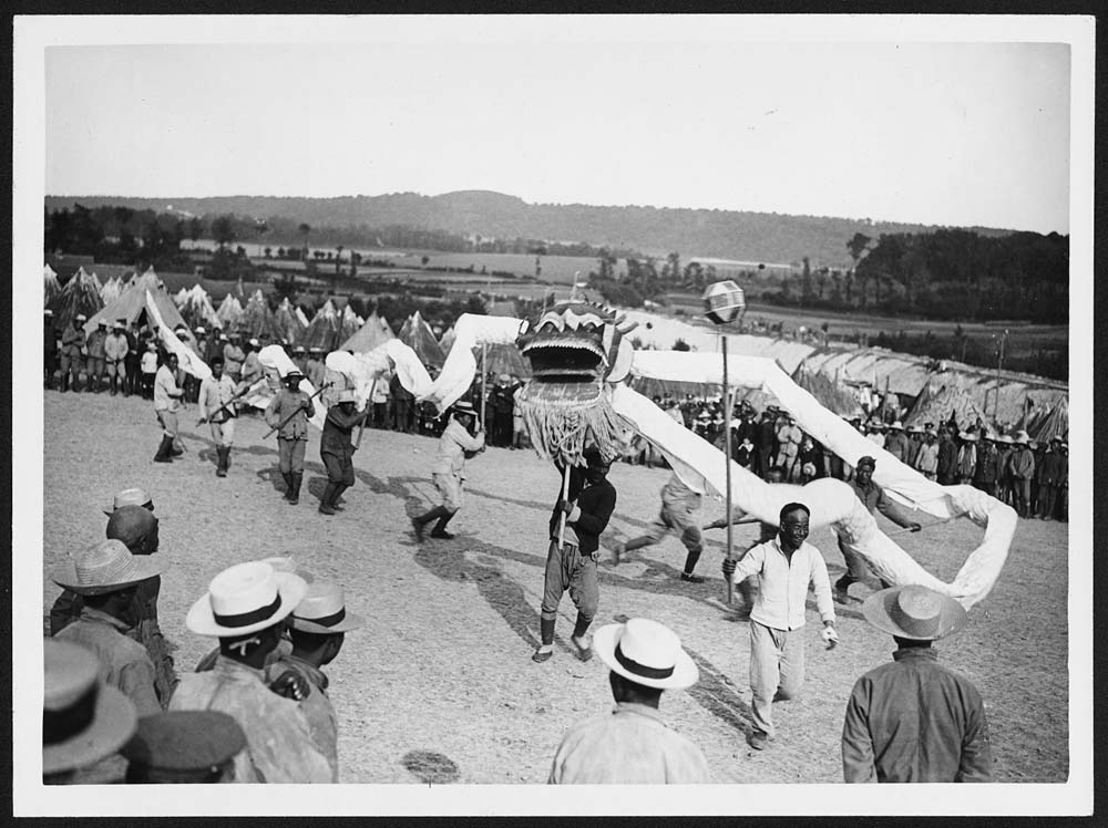 (6) L.618 - Dragon built by the Chinese in France to entertain British ...