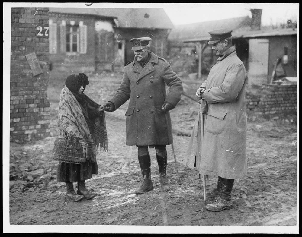 (102) X.33021 - British General in a newly captured village - British ...